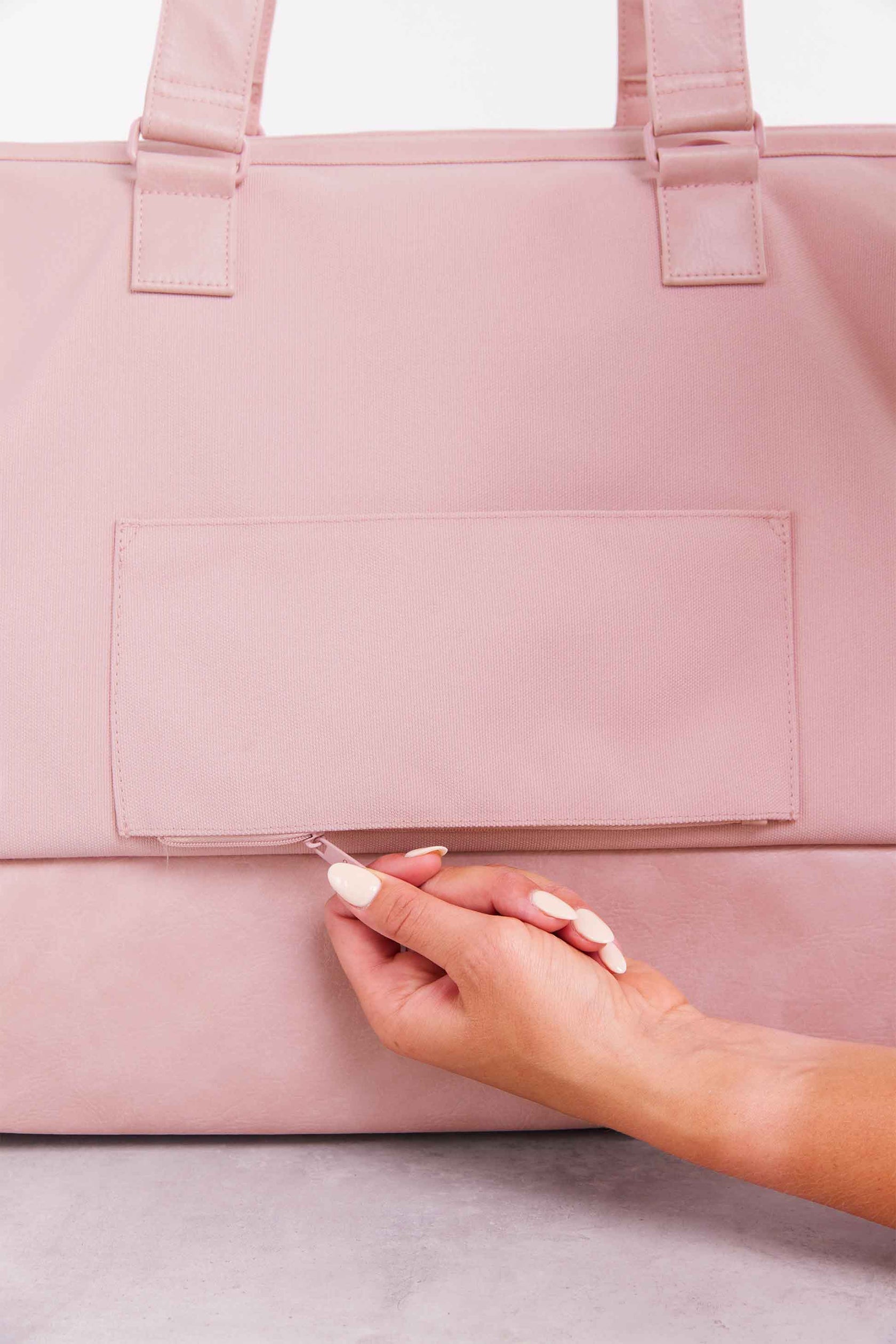 BÉIS 'The Weekender' in Atlas Pink - Weekender Travel Bag in Pink