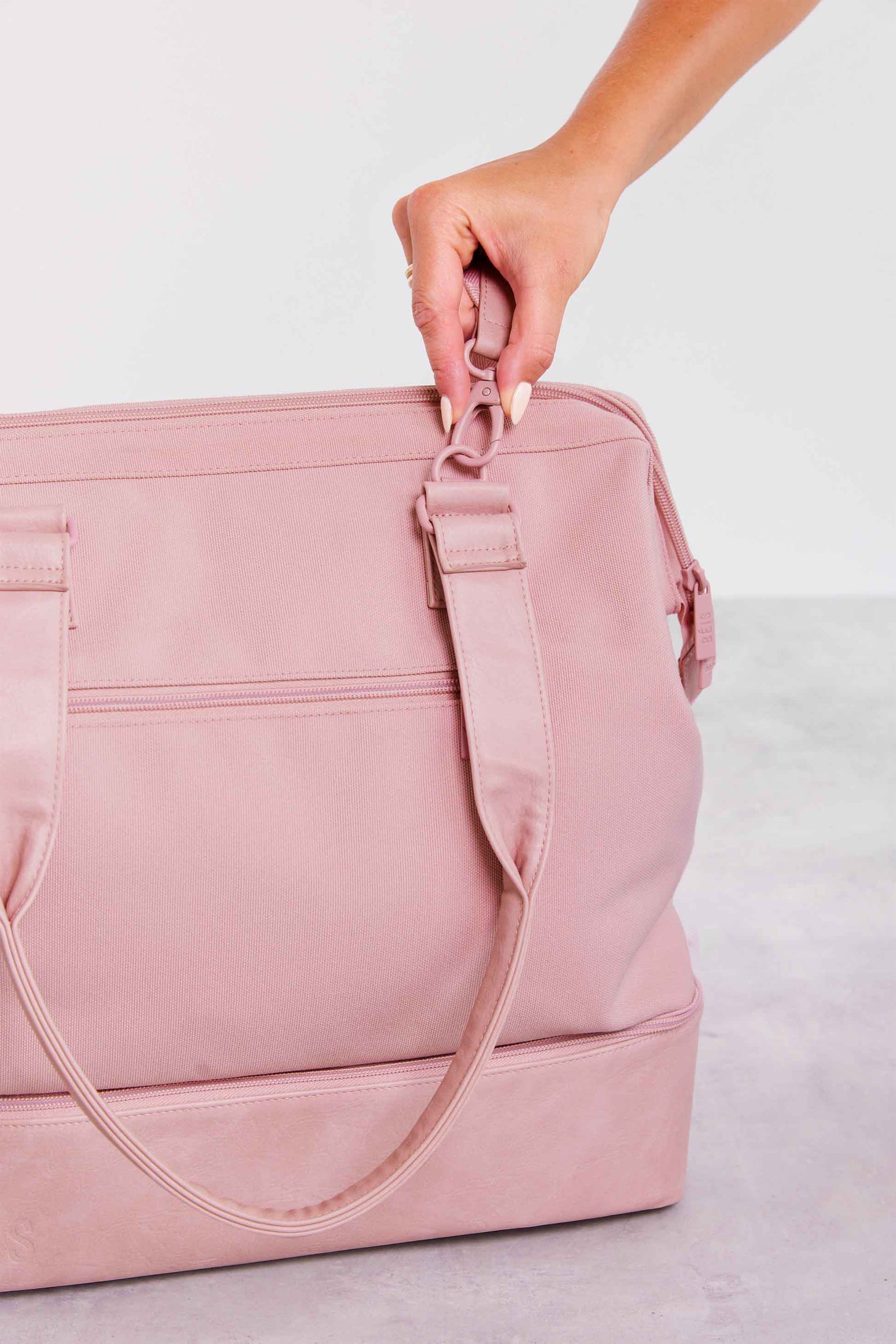 BÉIS 'The Weekender' in Atlas Pink - Weekender Travel Bag in Pink