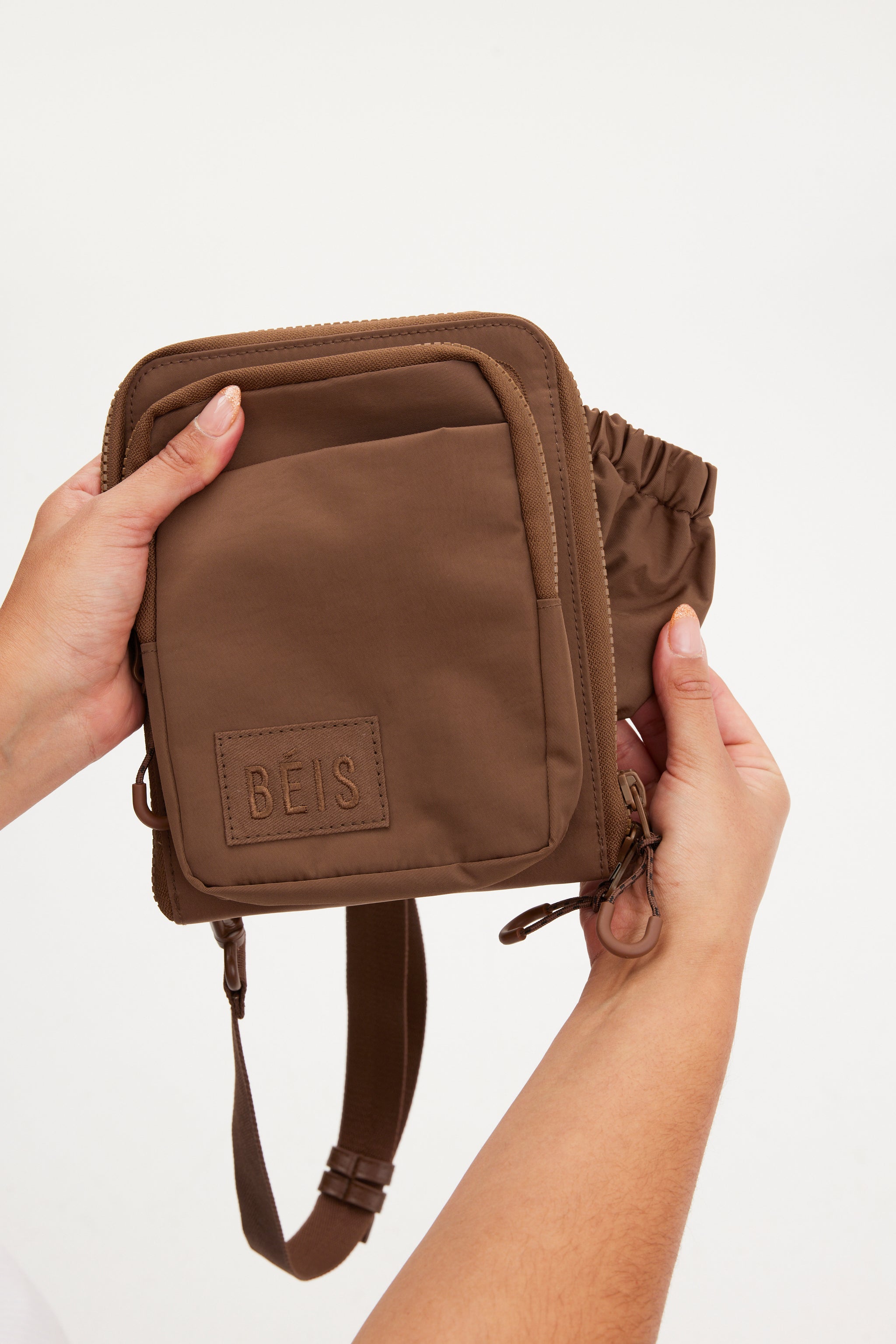BÉIS 'The Sport Sling' in Maple - Brown Crossbody Athletic Gym Bag ...
