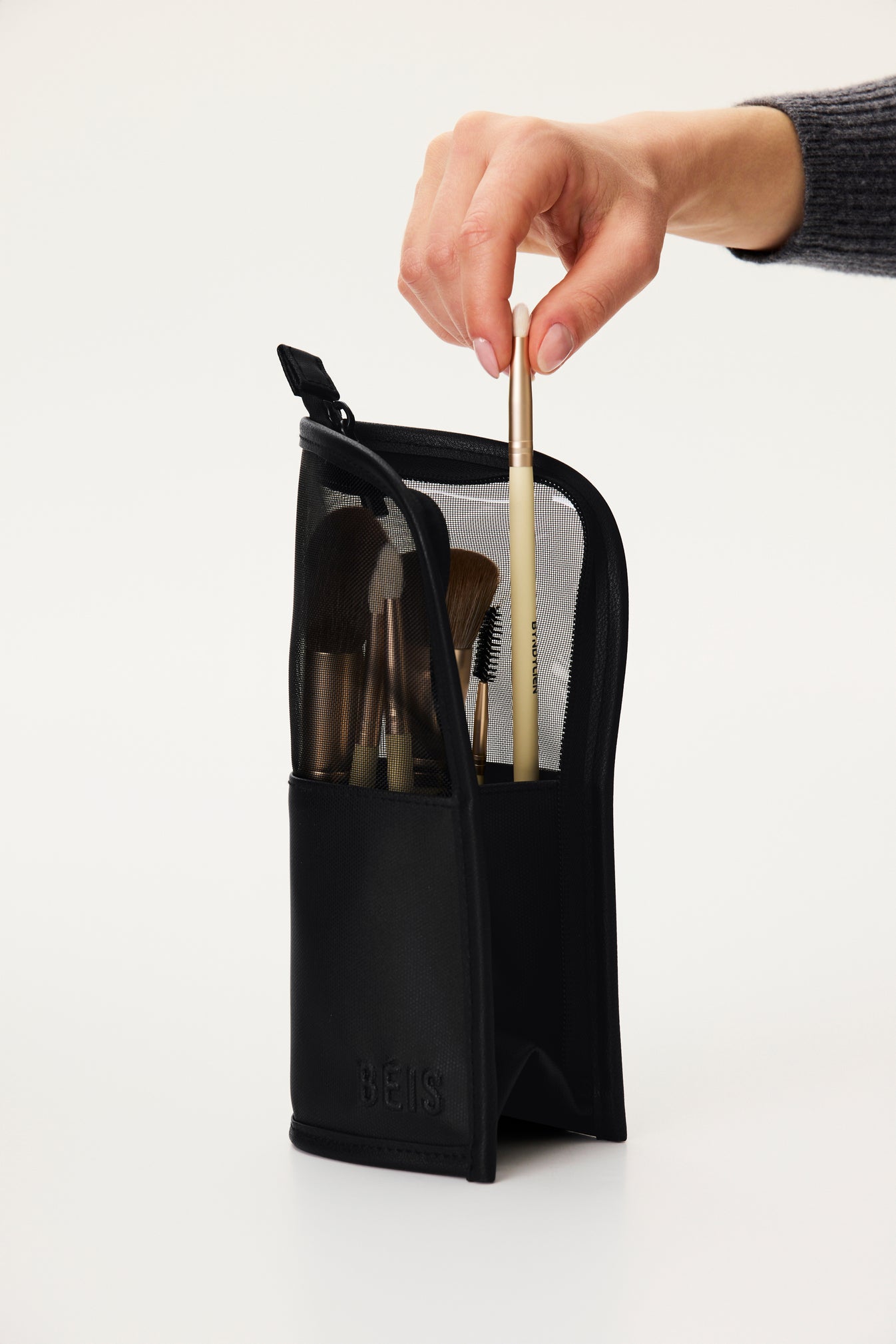 BÉIS 'The Makeup Brush Pouch' in Black - Makeup Brush Travel Holder Bag in Black