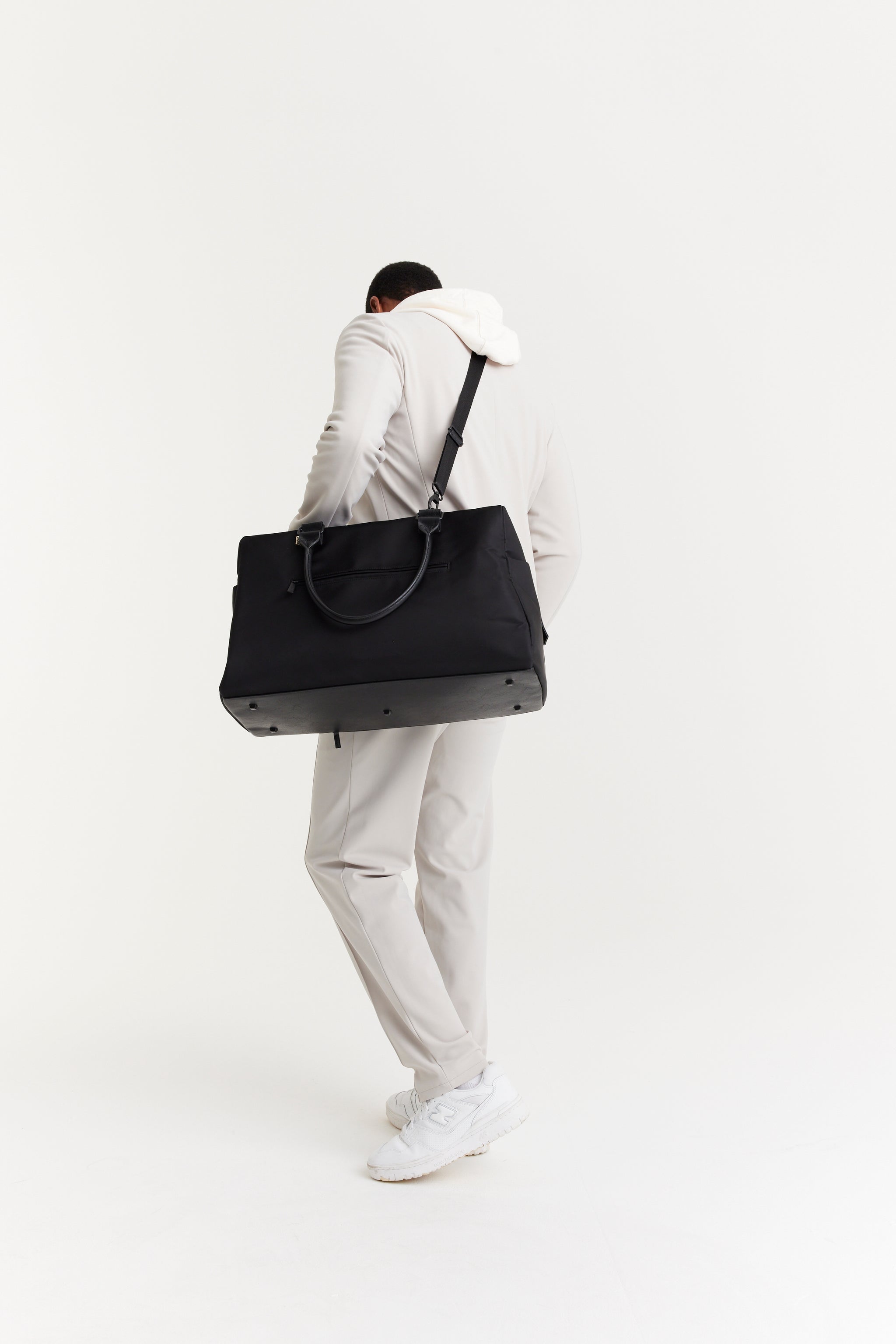 Béis 'The Commuter Duffle' In Black - Black Duffle Bag & Overnight Bag