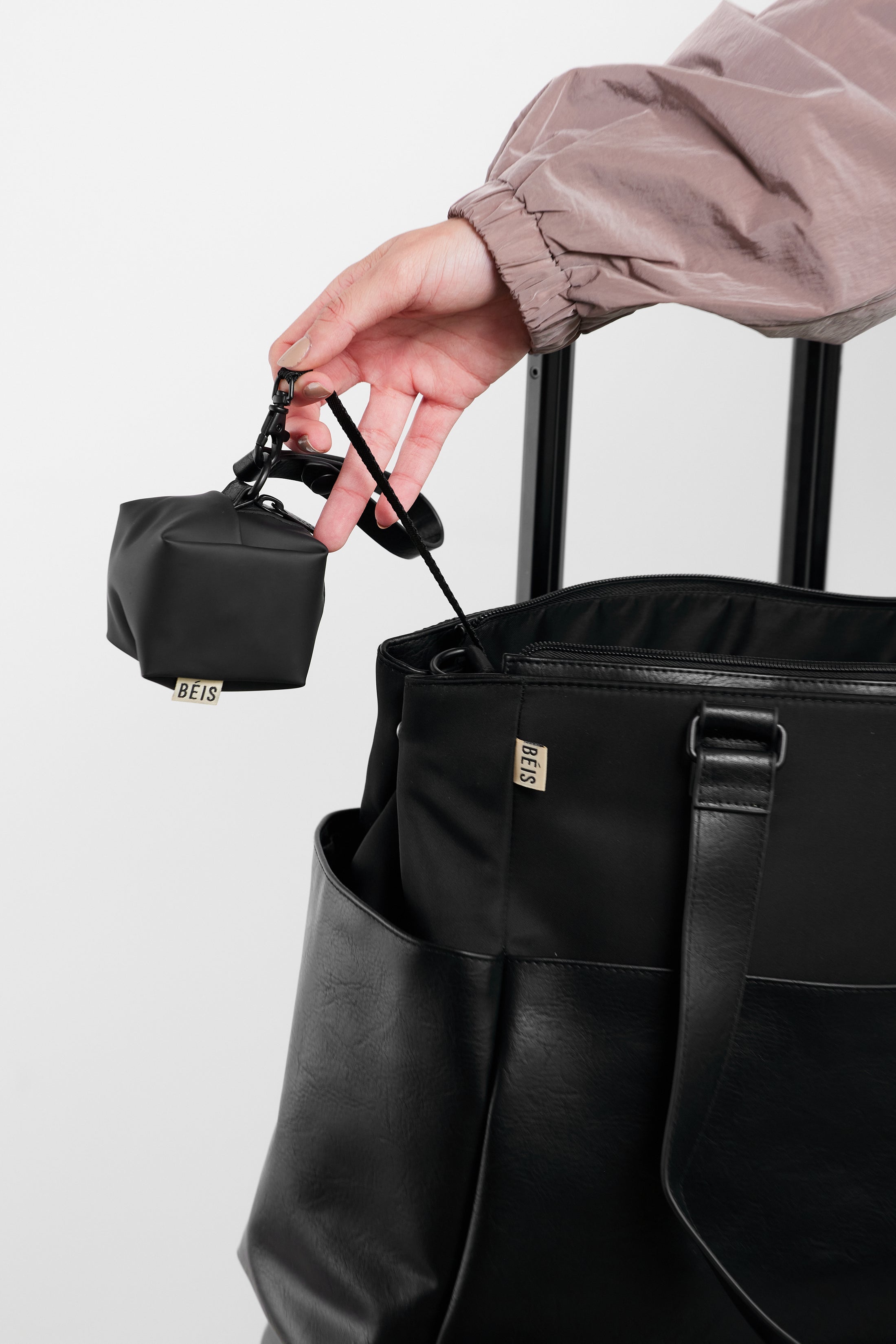 BÉIS 'The Diaper Bag' in Black - Fashionable Diaper Bag & Diaper Tote Bag