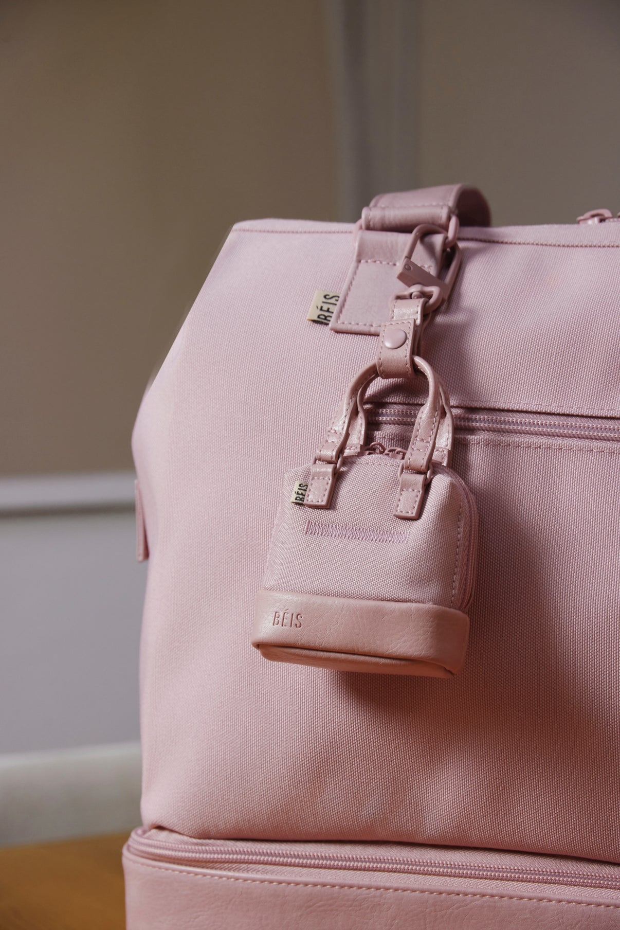 BÉIS 'The Micro Weekender Charm' in Atlas Pink - Pink Airpod Keychain ...