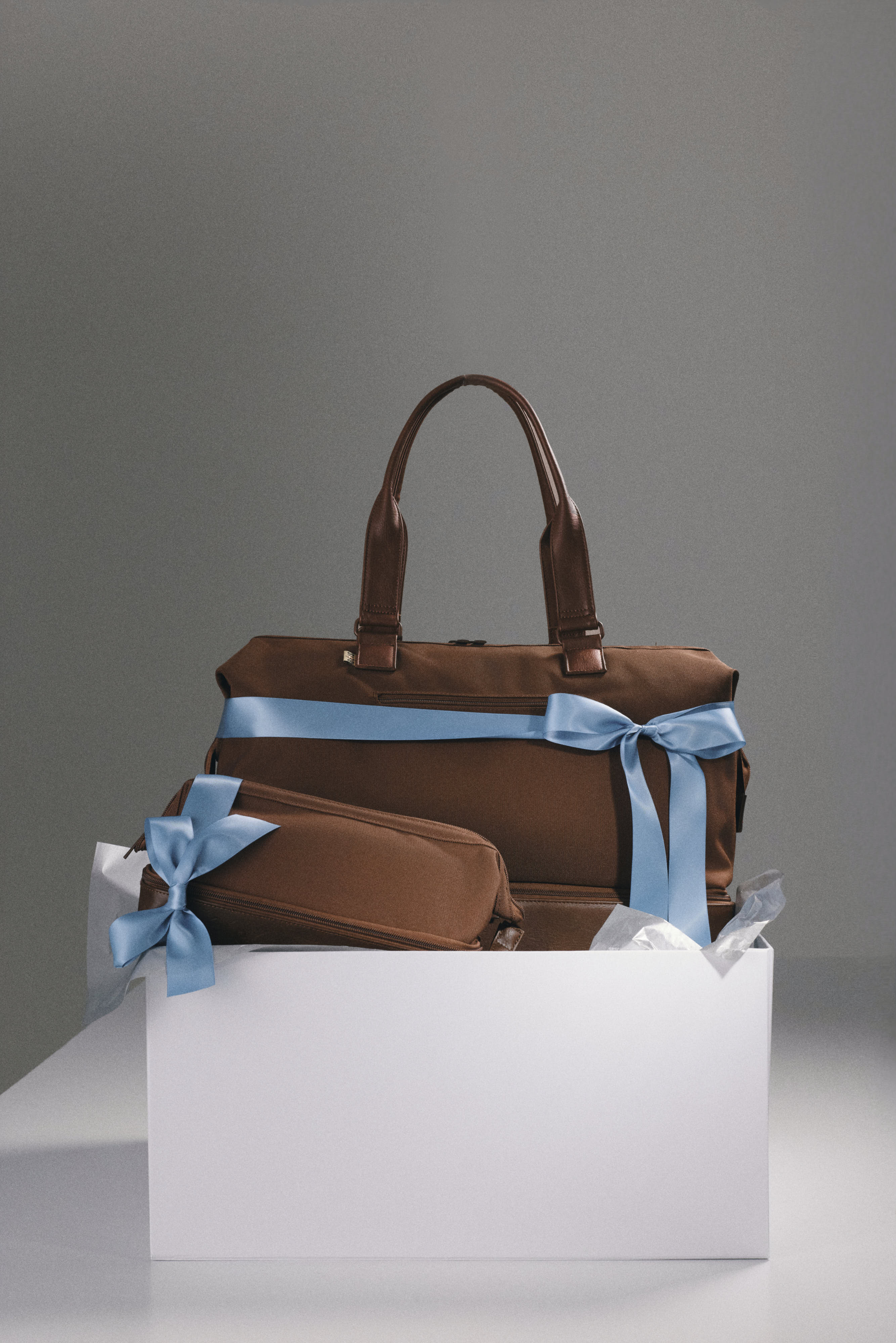 BÉIS ' The Weekend Travel Set" in Maple - Weekender Bag + Dopp Kit ...