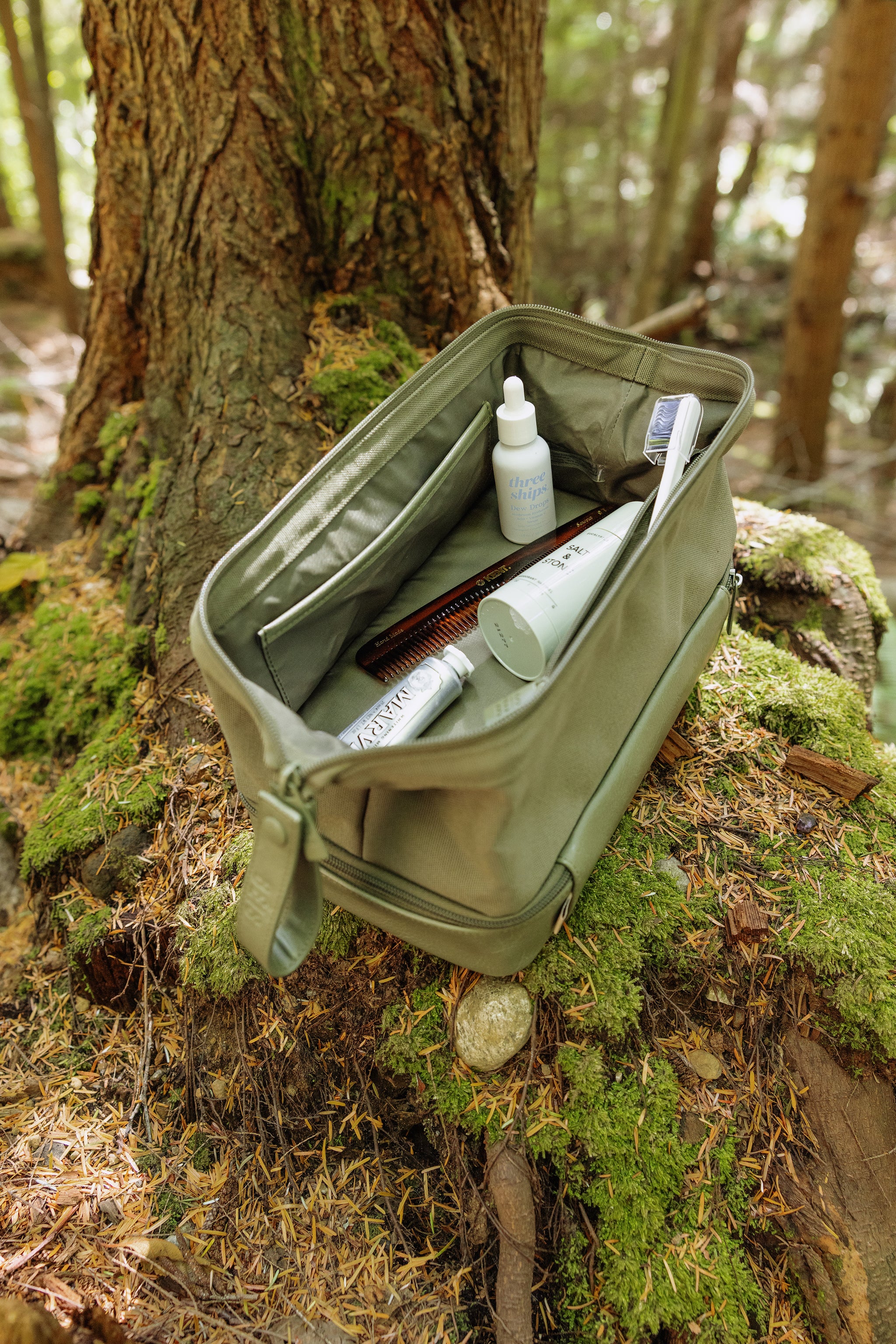 BÉIS 'The Dopp Kit' in Olive - Olive Green Dopp Kit & Toiletry Bag