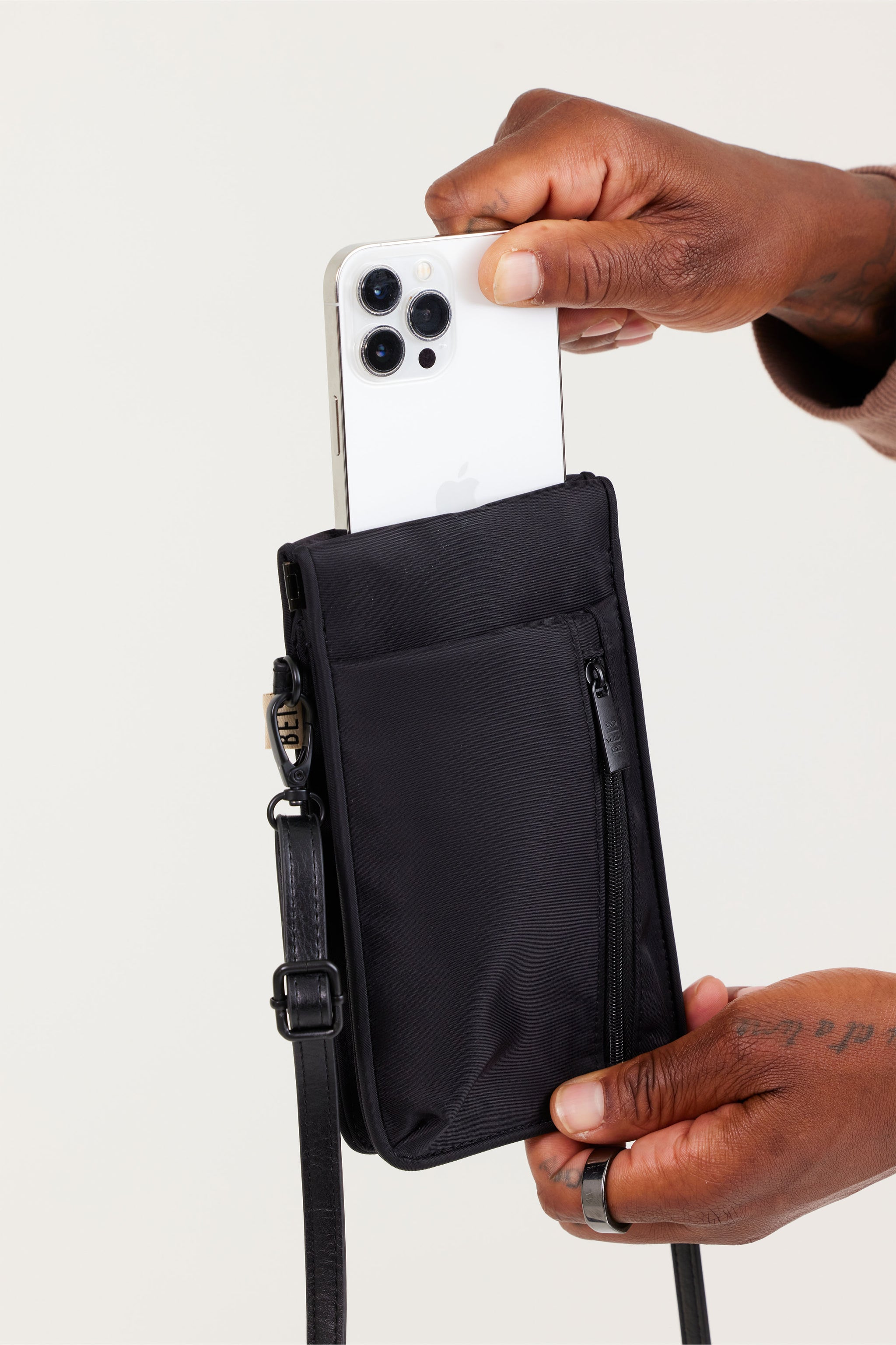 BÉIS 'The ID Crossbody Bag' In Black - Crossbody Bag With ID Pocket