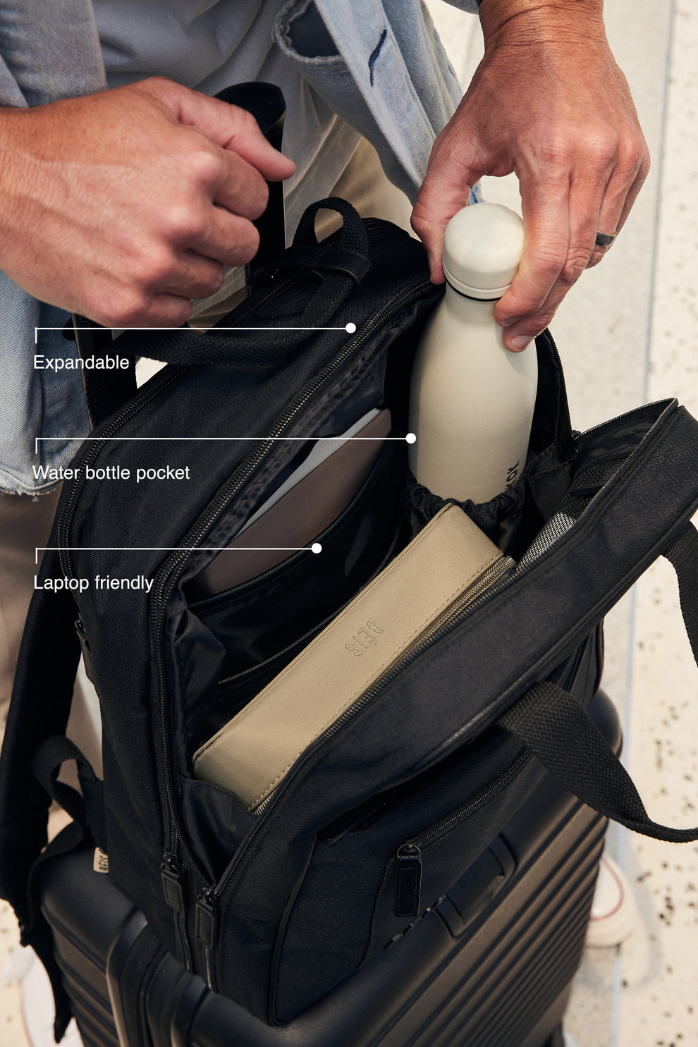 BÉIS 'The Expandable Backpack' in Black - Laptop Backpack In Black