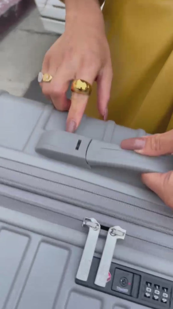 BÉIS 'The Carry-On Roller' in Berry - 21" Carry On Rolling Luggage In ...