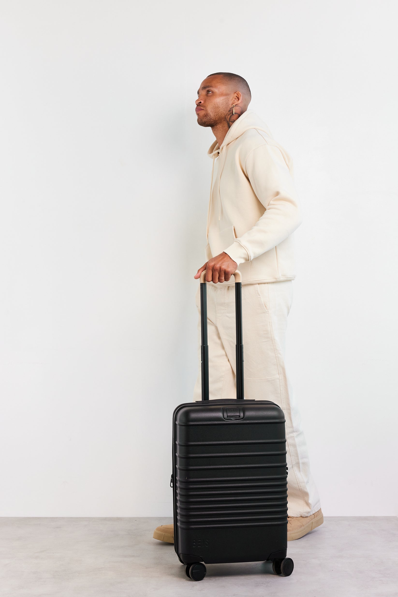 BÉIS 'The Carry-On Roller' in Black - 21" Carry On Rolling Luggage ...