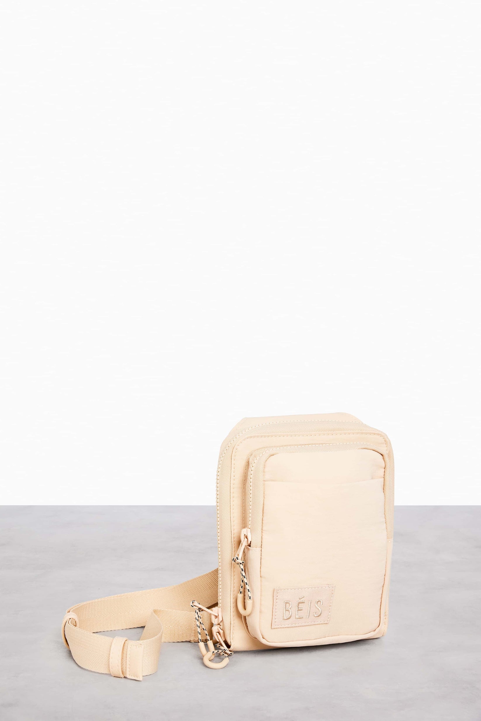 BÉIS 'The Sport Sling' in Beige - Crossbody Athletic Gym Bag