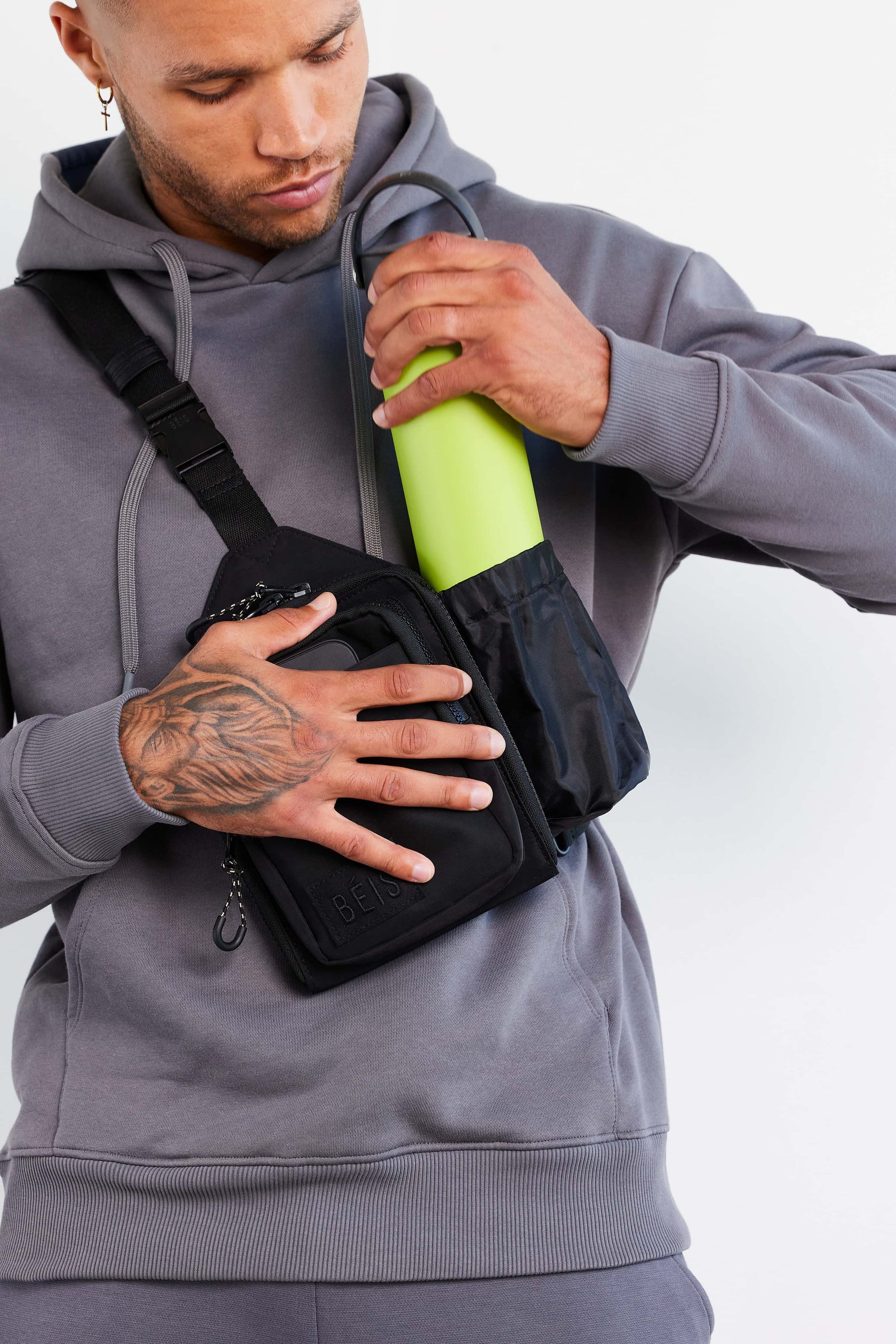 BÉIS 'The Sport Sling' in Black - Crossbody Athletic Gym Bag