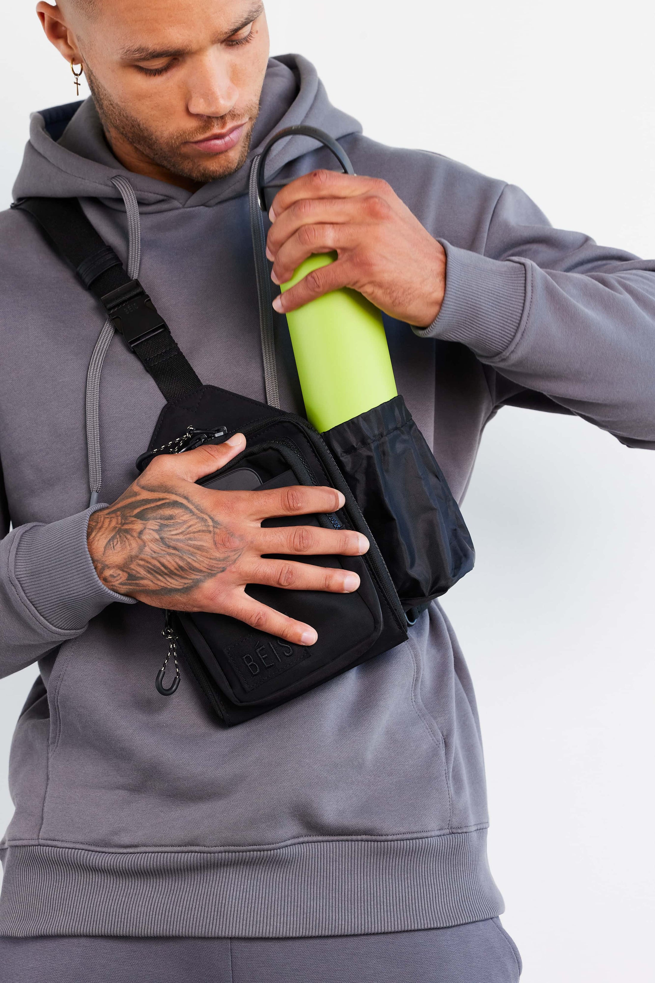 BÉIS 'The Sport Sling' in Black - Crossbody Athletic Gym Bag