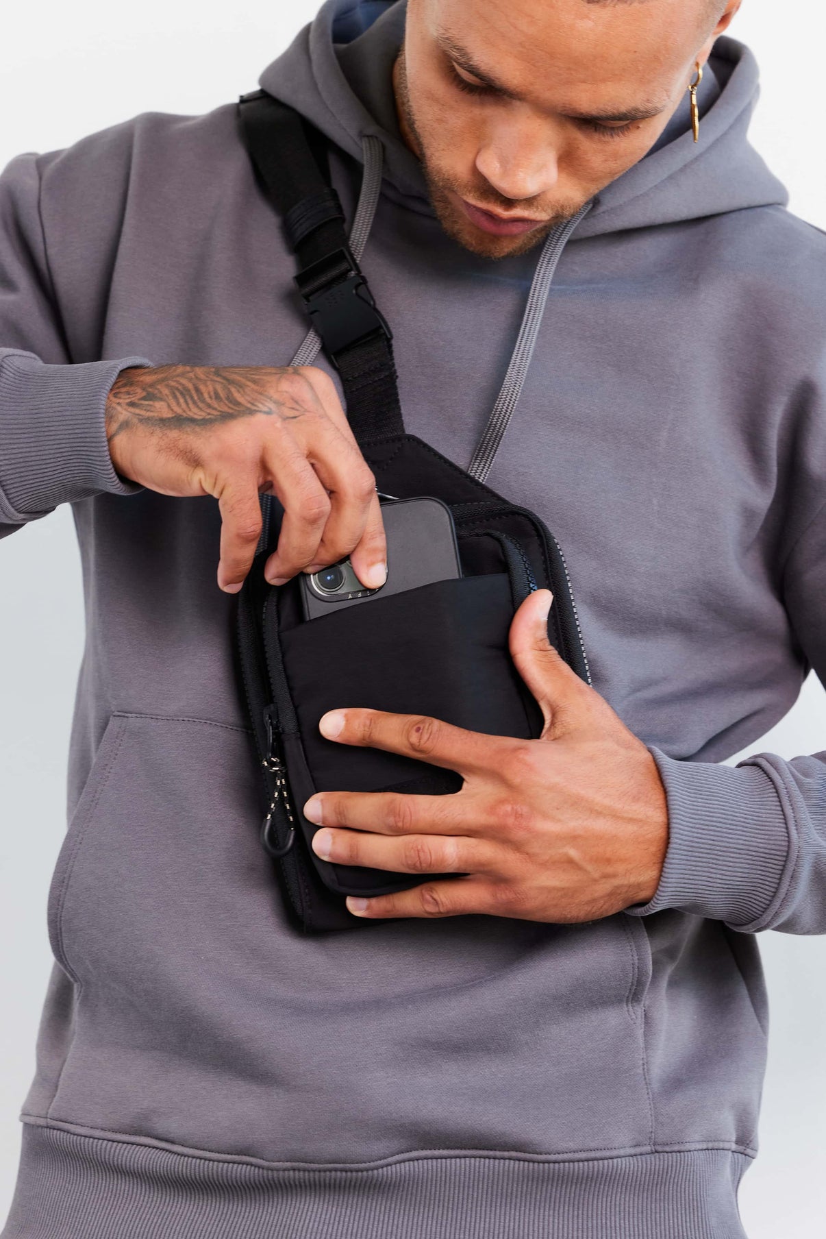 BÉIS 'The Sport Sling' in Black - Crossbody Athletic Gym Bag