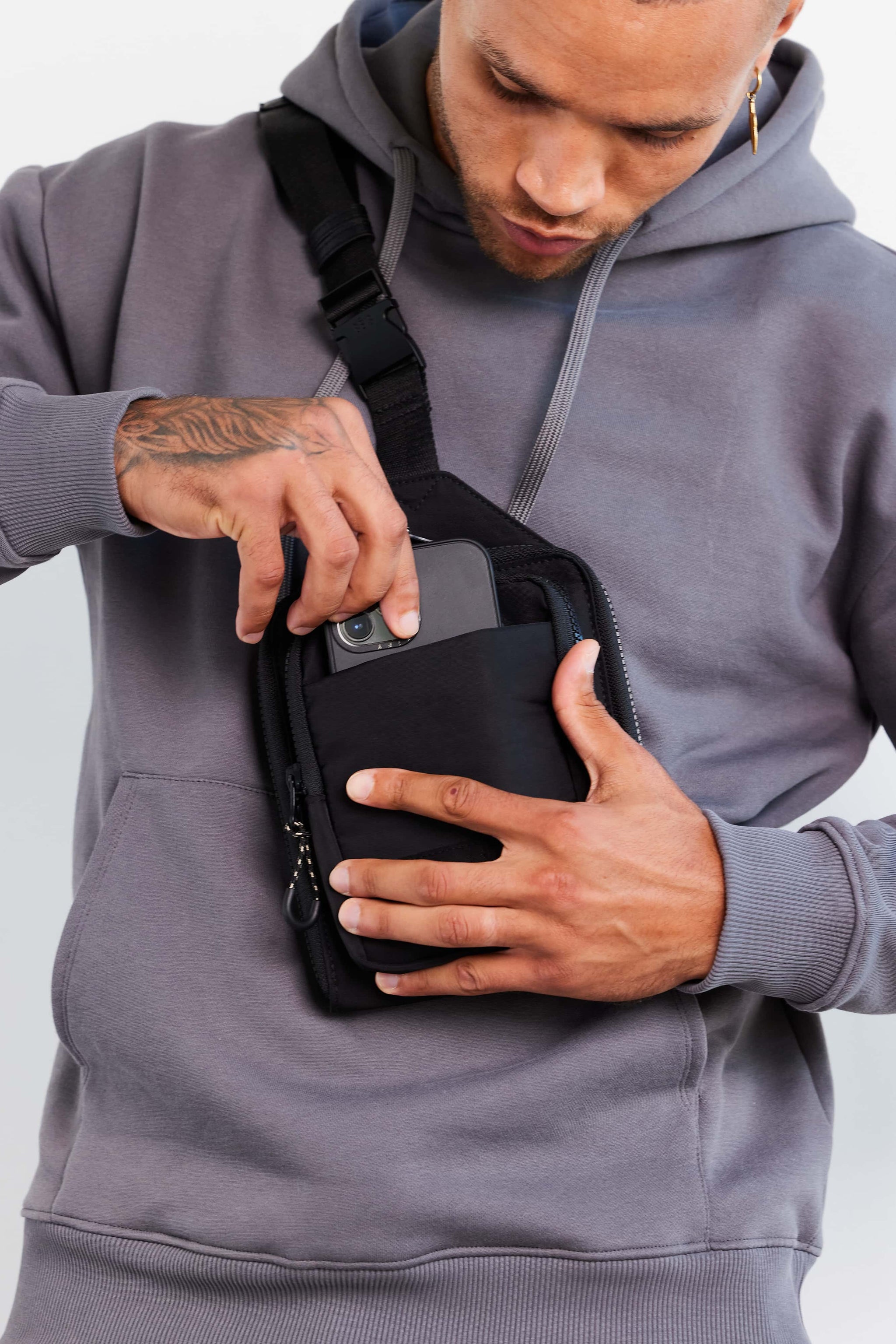 BÉIS 'The Sport Sling' in Black - Crossbody Athletic Gym Bag