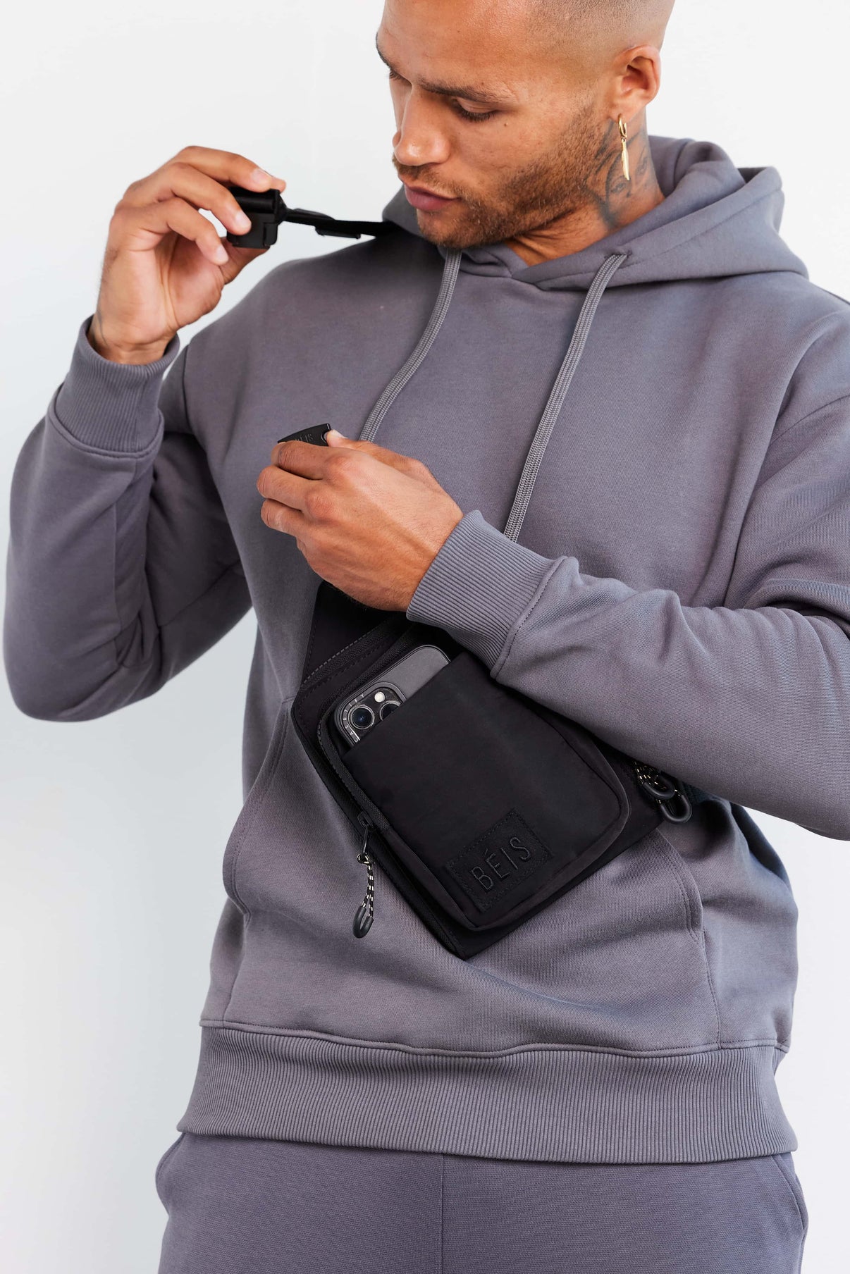 BÉIS 'The Sport Sling' in Black - Crossbody Athletic Gym Bag
