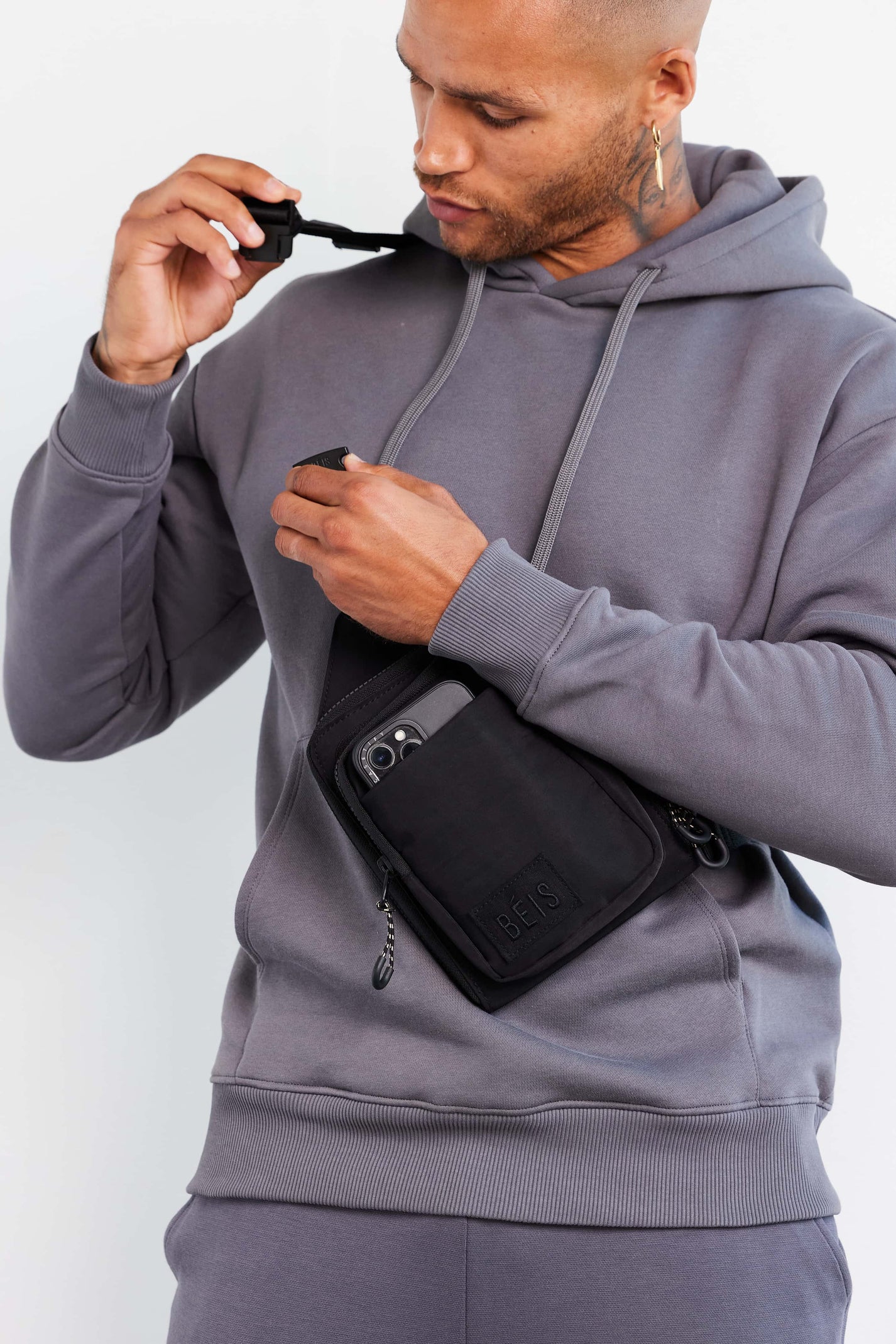 BÉIS 'The Sport Sling' in Black - Crossbody Athletic Gym Bag