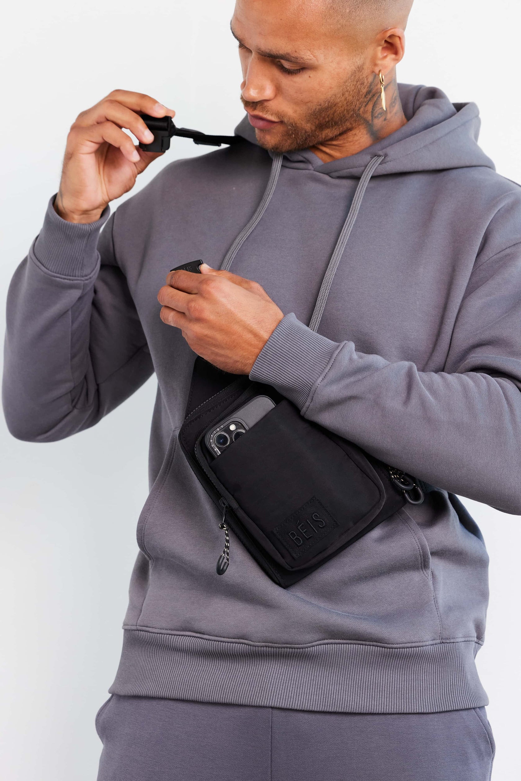 BÉIS 'The Sport Sling' in Black - Crossbody Athletic Gym Bag
