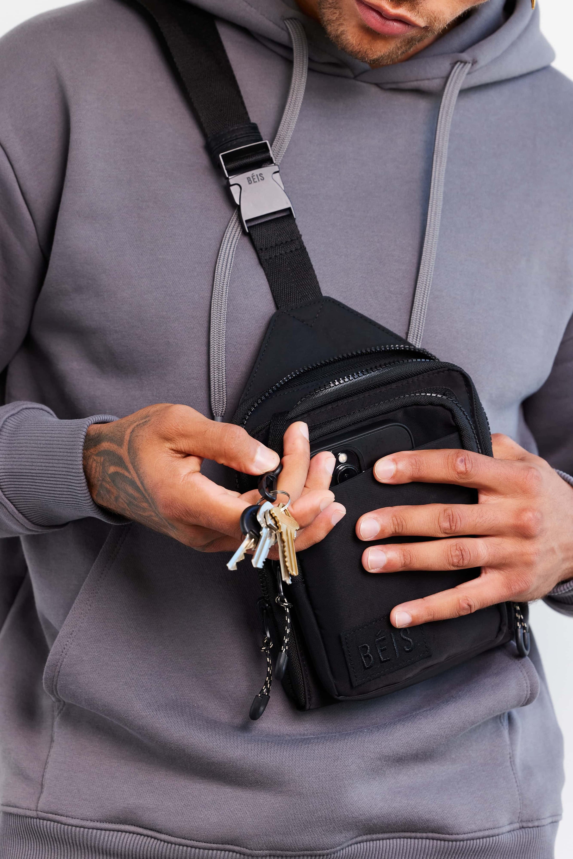 BÉIS 'The Sport Sling' in Black - Crossbody Athletic Gym Bag