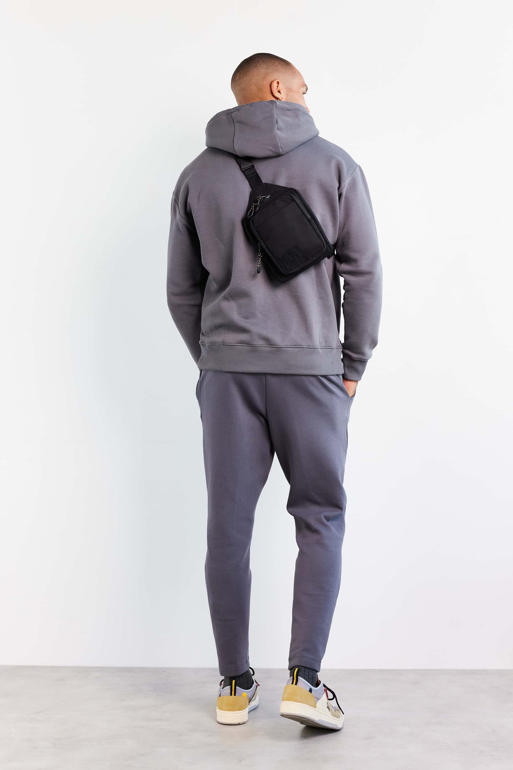 BÉIS 'The Sport Sling' in Black - Crossbody Athletic Gym Bag