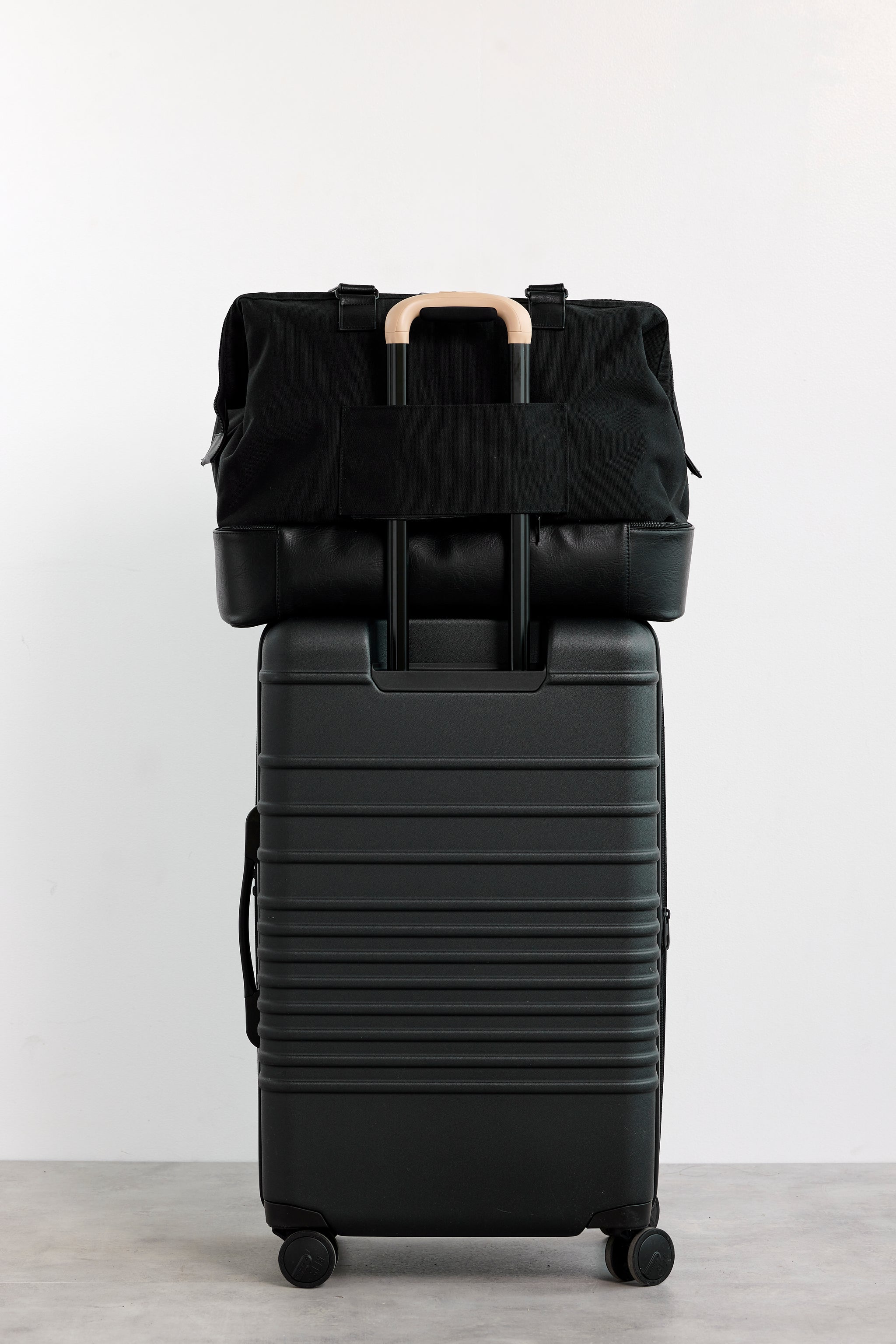 BÉIS 'The Weekender' in Black - Black Travel Bag & Overnight Bags