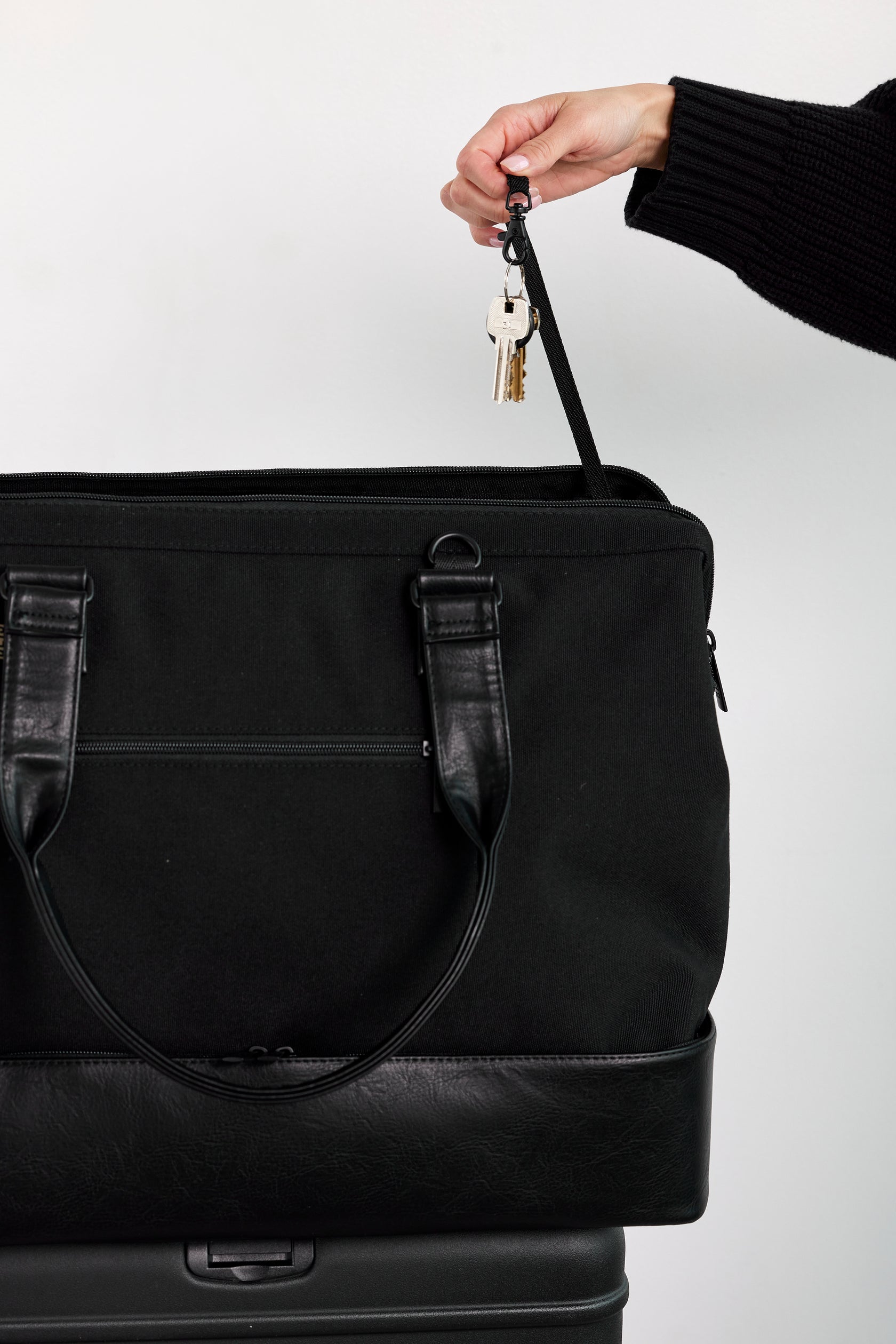 BÉIS 'The Weekender' in Black - Black Travel Bag & Overnight Bags